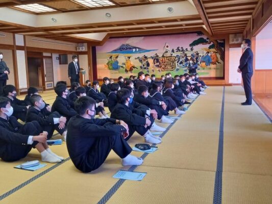 ملخص صورة زي المدرسة الثانوية الإعدادية بمدينة كاجوشيما كورياما ...